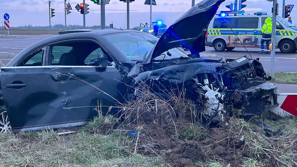 Sachsen-Anhalt: Autounfall in Köthen: Ein Toter und sieben Schwerverletzte - n-tv.de