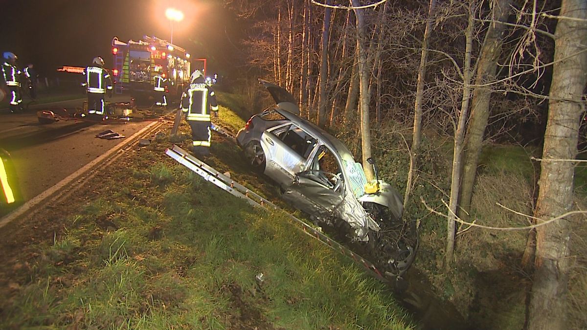 Nordrhein-Westfalen: Auto kracht gegen Baum: Mann lebensgefährlich verletzt - n-tv.de