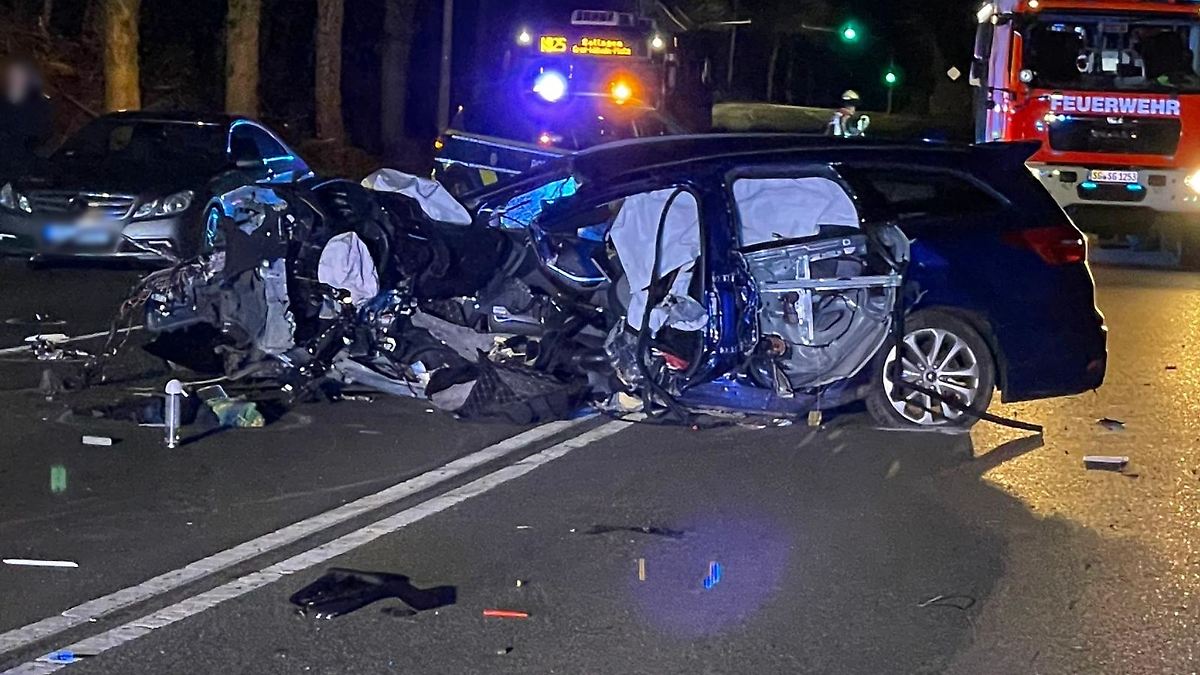 Nordrhein-Westfalen: Auto kracht in Solingen gegen Baum: Fahrer tot - n-tv.de