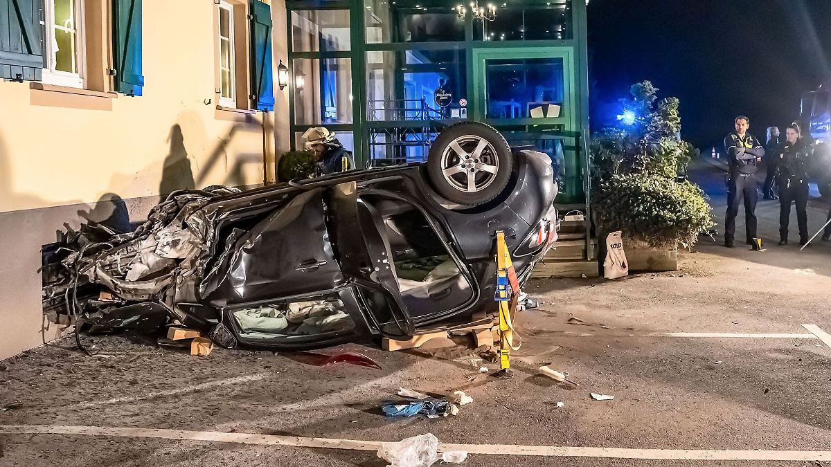 Nordrhein-Westfalen: Auto kracht gegen Restaurant: Fahrer schwer verletzt - n-tv.de