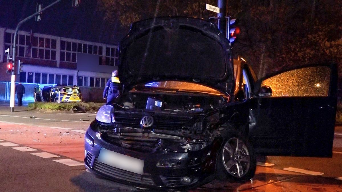 Nordrhein-Westfalen: Streifenwagen auf Einsatzfahrt kracht mit Auto zusammen - n-tv.de