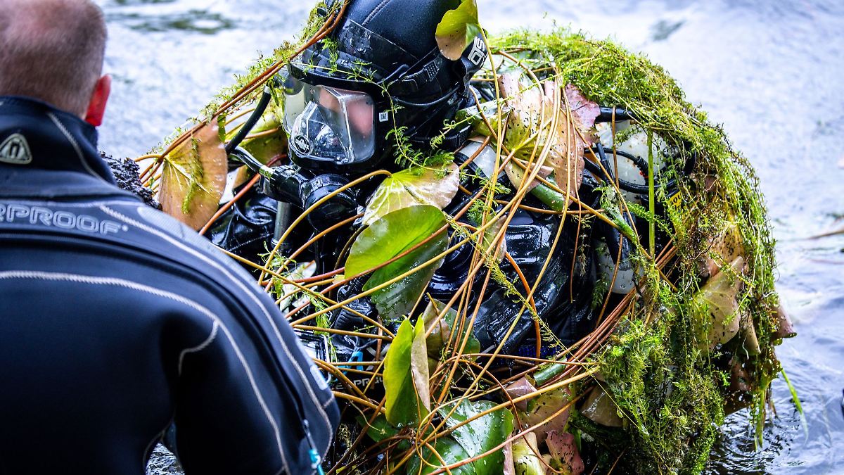 Mecklenburg-Vorpommern: Polizeitaucher befreien Lankower See von Müll ...