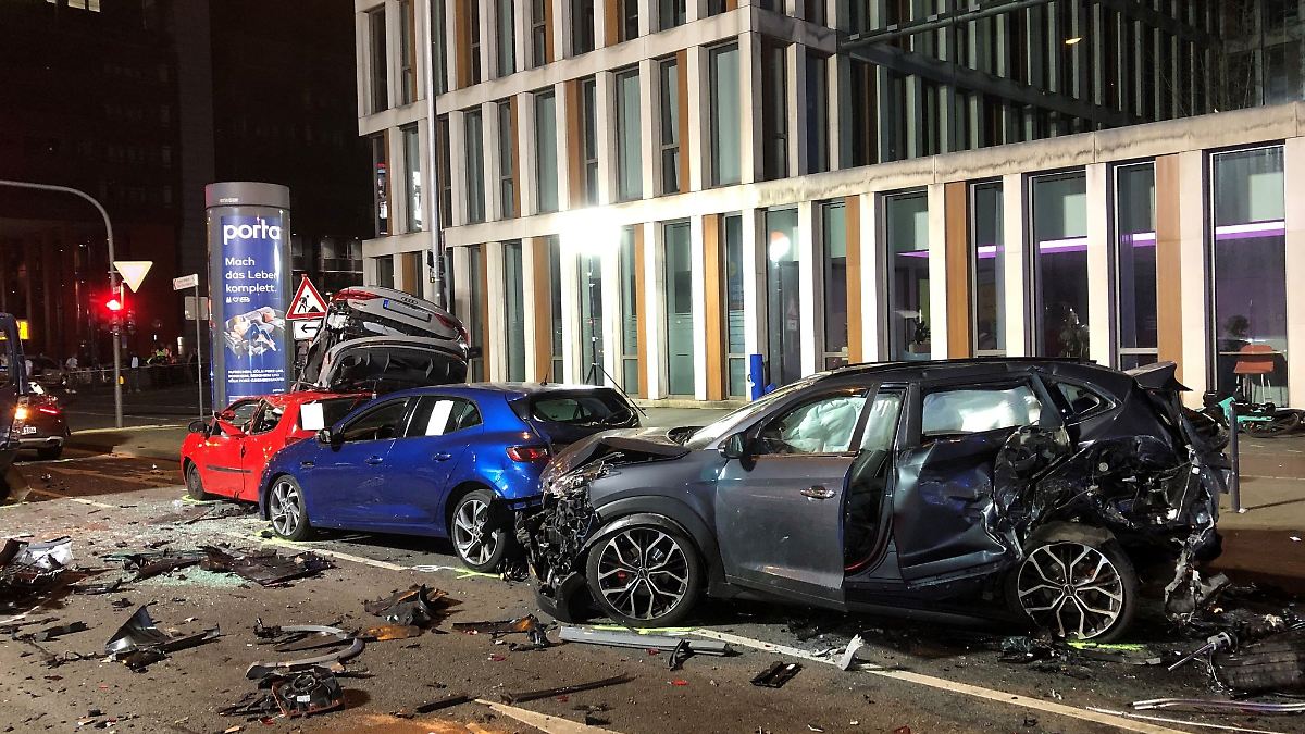 Nordrhein-Westfalen: Unfall mit zehn Fahrzeugen und 14 Verletzten in ...