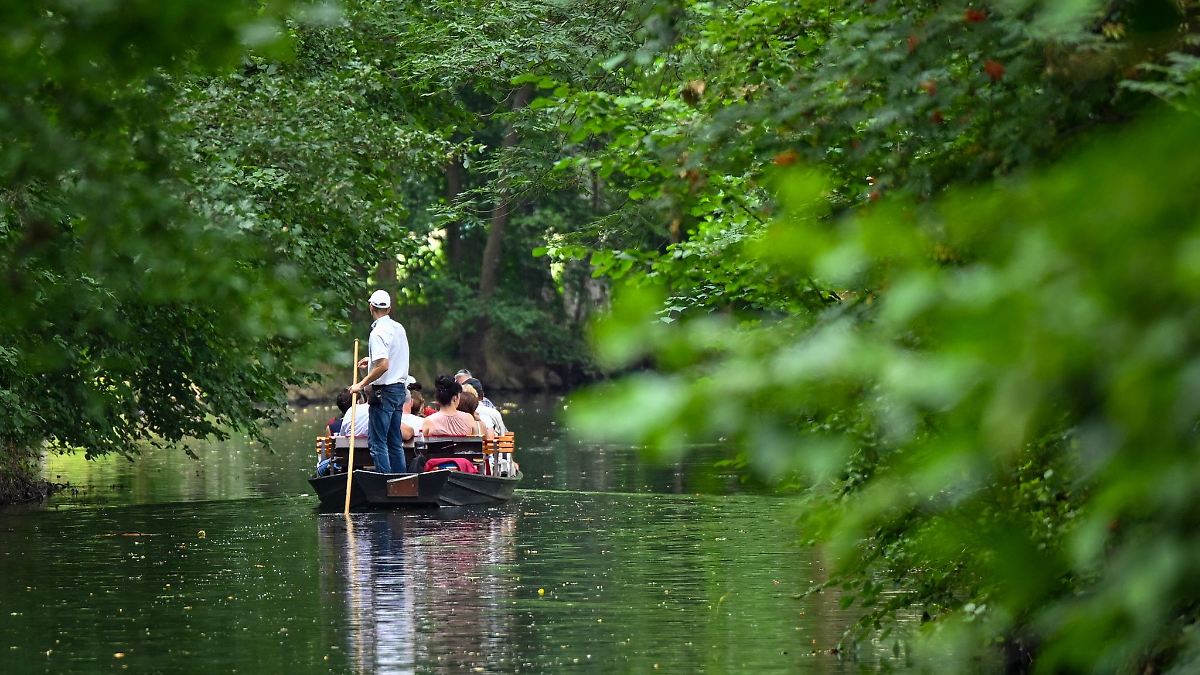 Berlin & Brandenburg: Spreewalddorf feiert sich mit großem Kahn-Korso ...