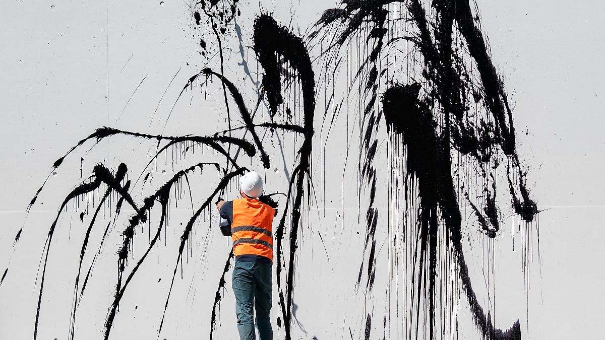 Berlin & Brandenburg: Klimaaktivisten sprühen Farbe an Uni-Gebäude in ...