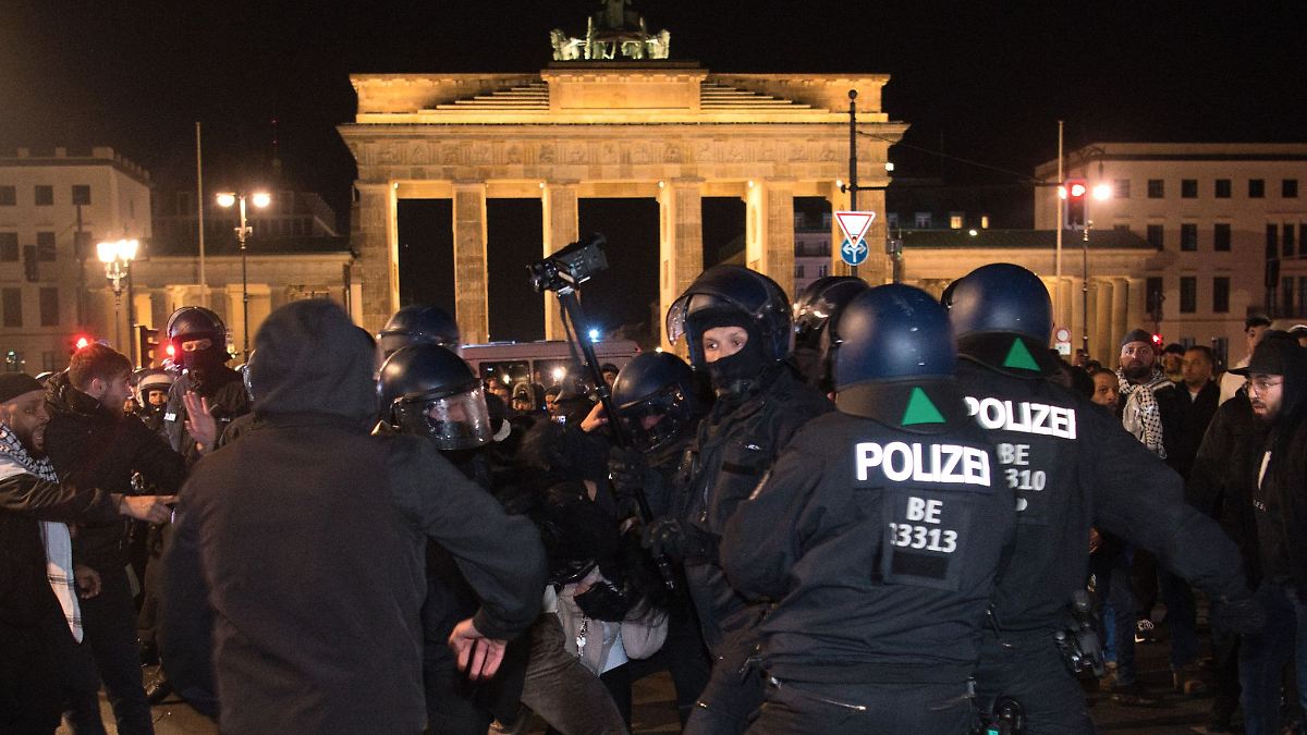 Berlin & Brandenburg: Ausschreitungen nach Demo-Verbot: 65 Strafverfahren - n-tv.de