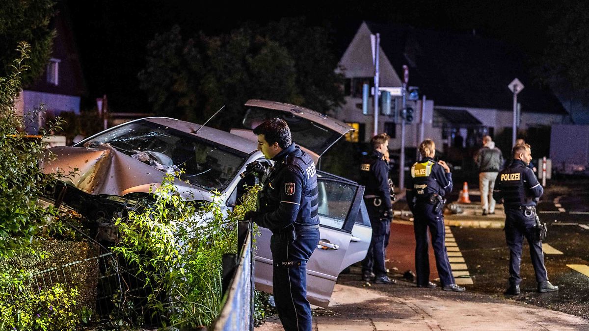 Nordrhein-Westfalen: Auto prallt gegen Ampel: Fahrer schwer verletzt - n-tv.de