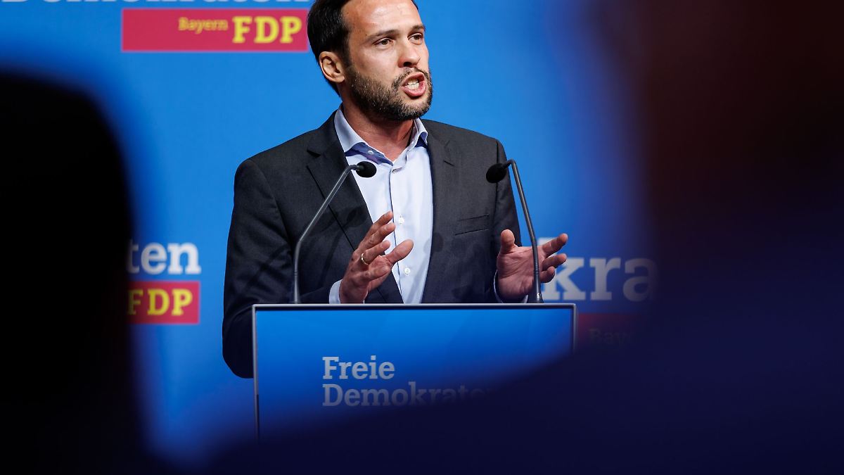 Bayern: Kampf bei FDP-Parteitag: Hagen setzt sich knapp durch - n-tv.de