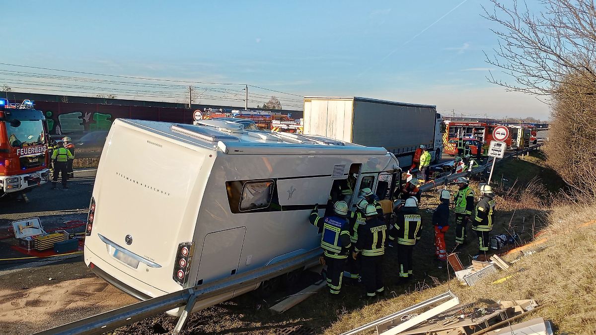 Nordrhein-Westfalen: Karambolage am Stauende: Zwei lebensgefährlich Verletzte - n-tv.de