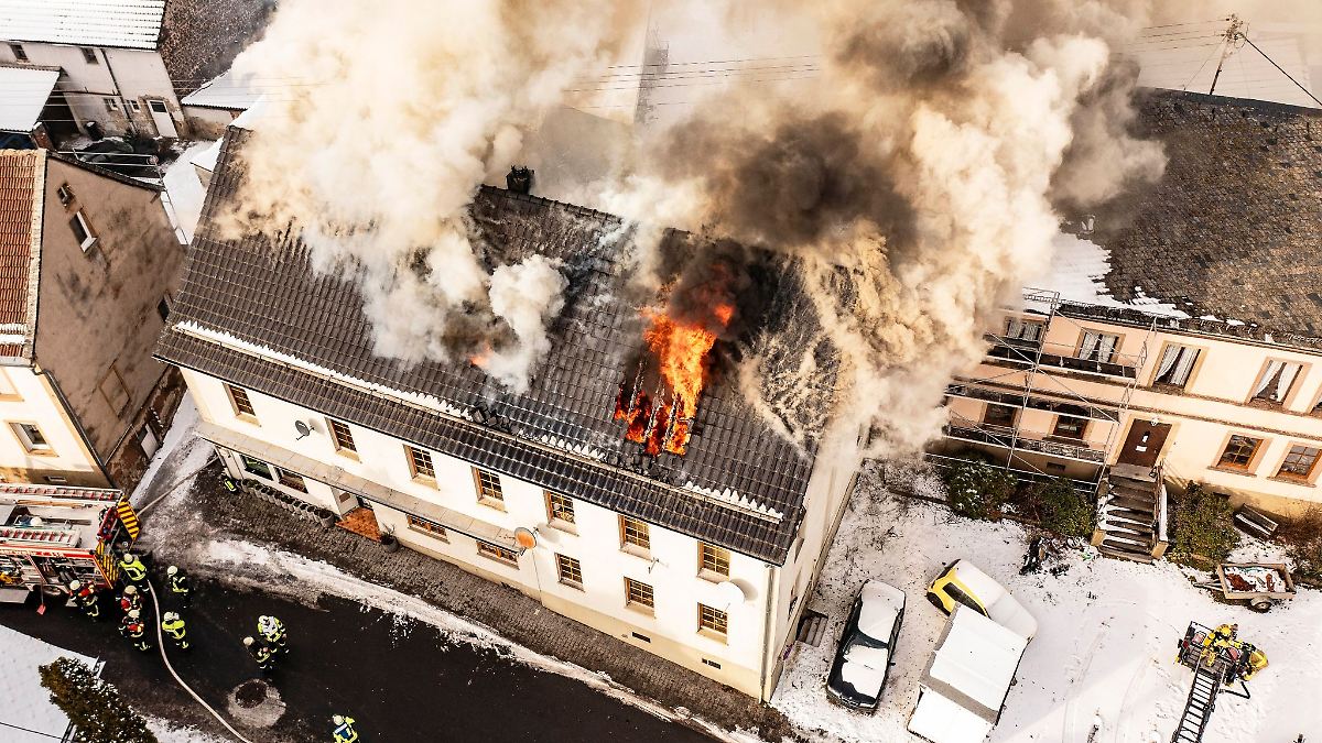Rheinland-Pfalz & Saarland: Rund 200.000 Euro geschätzter Schaden nach Dachstuhlbrand - n-tv.de