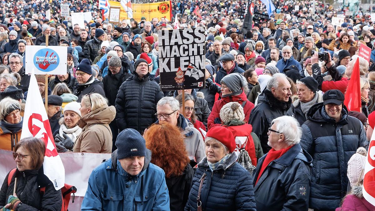 Hamburg & Schleswig-Holstein: Mehr als 10.000 demonstrieren gegen Rechtsextremismus - n-tv.de