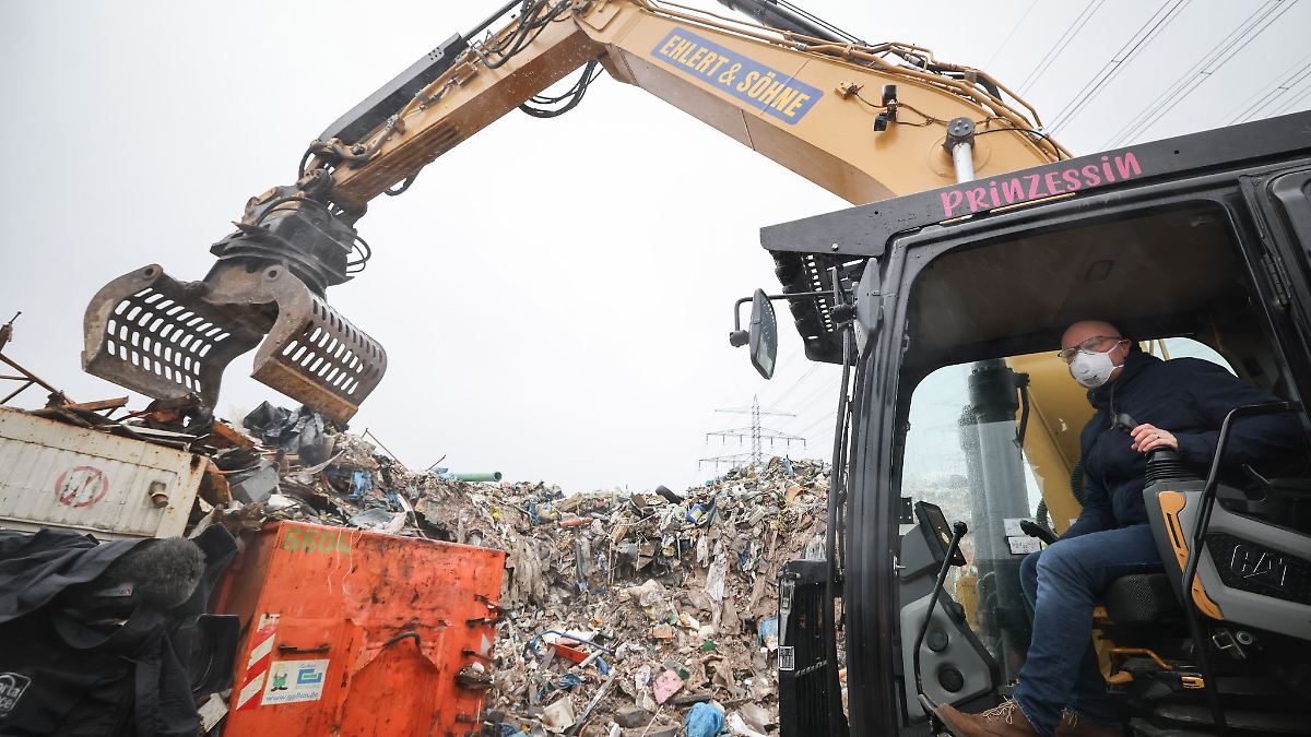 Hamburg & Schleswig-Holstein: Erleichterung: Illegaler Abfallberg wird ...