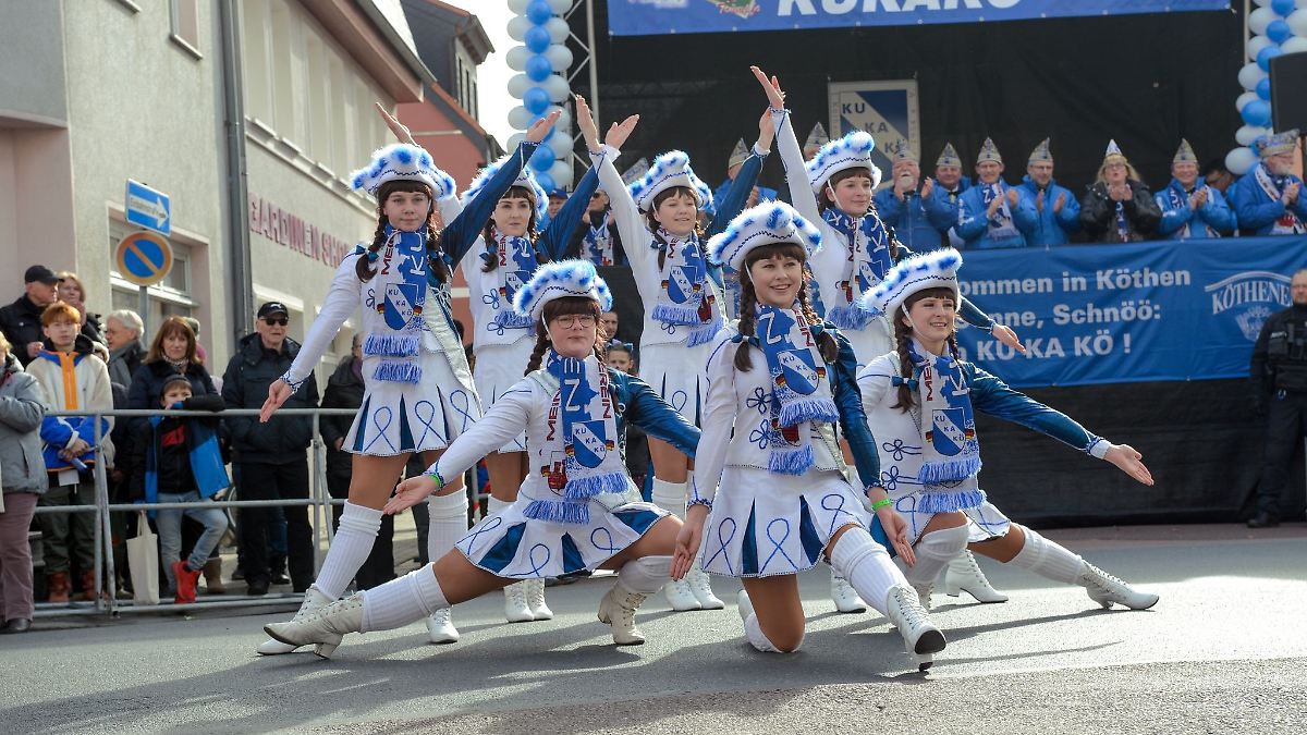 Sachsen-Anhalt: Rosenmontagsumzüge: Narren feiern Sorgen weg - n-tv.de