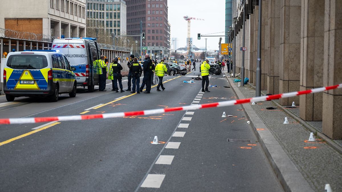 Berlin & Brandenburg: Frau stirbt nach schwerem Verkehrsunfall: Kind notoperiert - n-tv.de