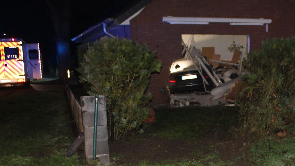 Nordrhein-Westfalen: Fahrer verliert Kontrolle und kracht mit Auto durch Hauswand - n-tv.de