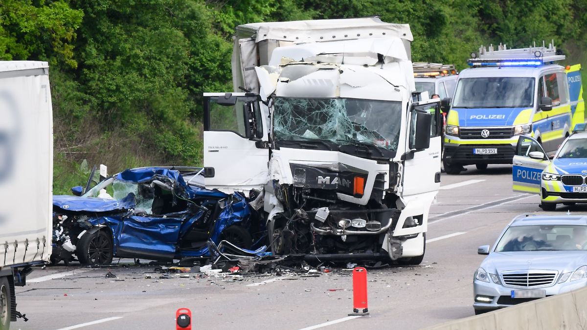 Niedersachsen & Bremen: Unfall auf A2: Autofahrerin zwischen Lastwagen eingeklemmt - n-tv.de