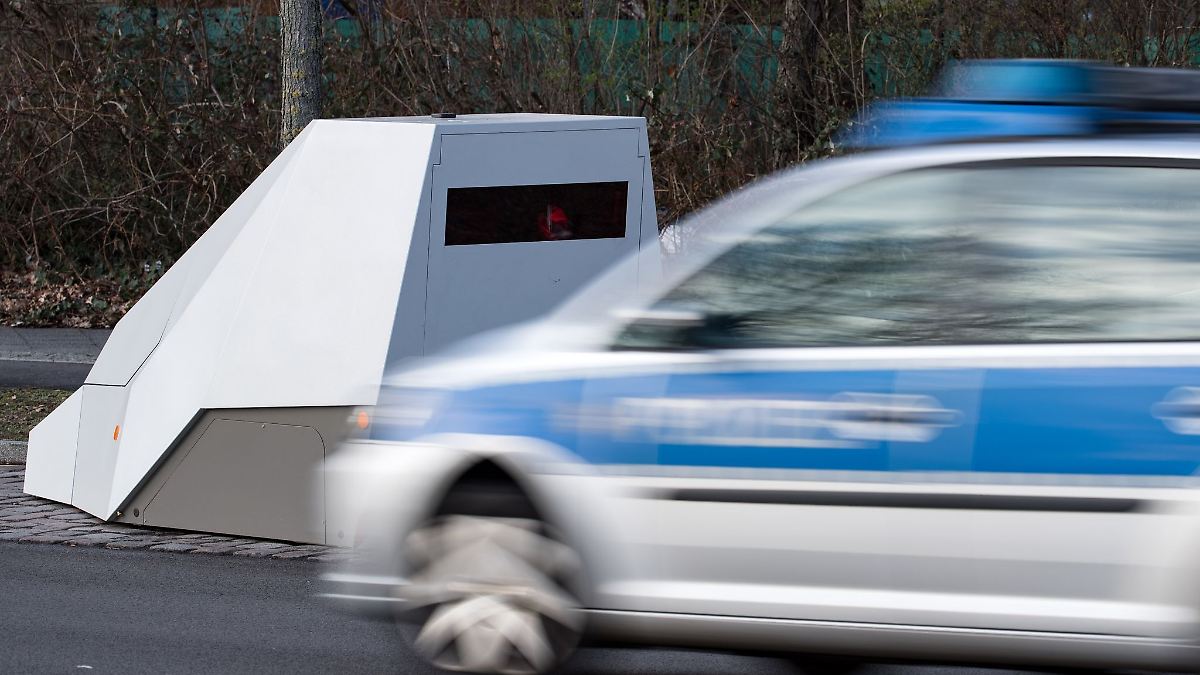 Der Tag: Aus Neugierde? Mann öffnet mobilen Blitzer auf der A3 - n-tv.de