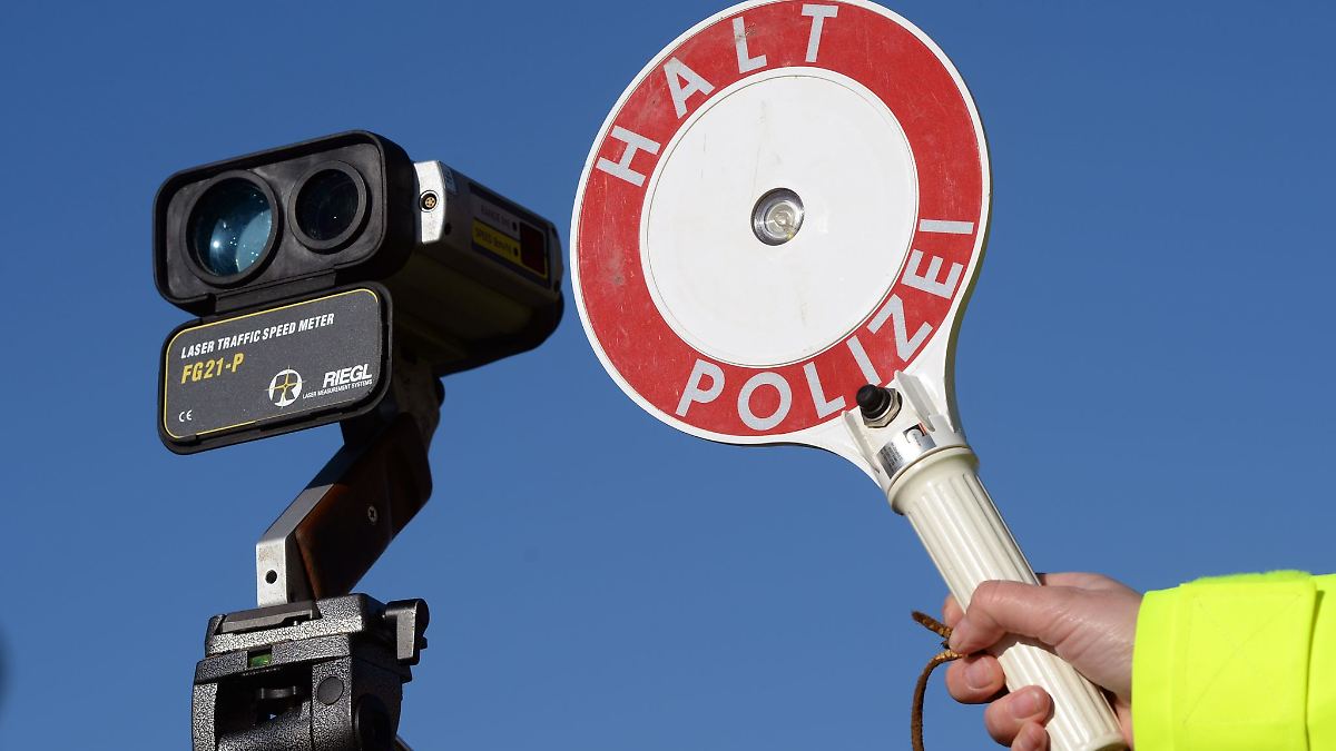 Berlin & Brandenburg: Mit Tempo 212 auf A10 geblitzt: Raser verdeckte Gesicht - n-tv.de