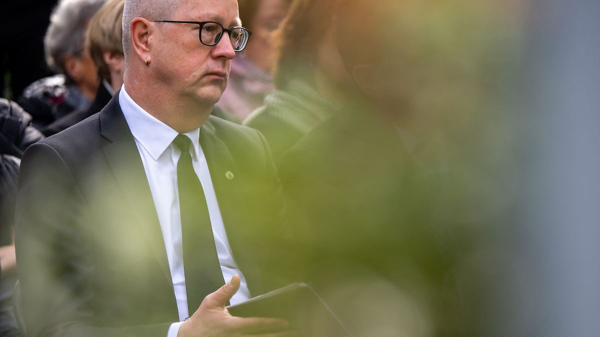 Berlin & Brandenburg: Aktivist schüttet FU-Präsidenten Wasser ins Gesicht - n-tv.de