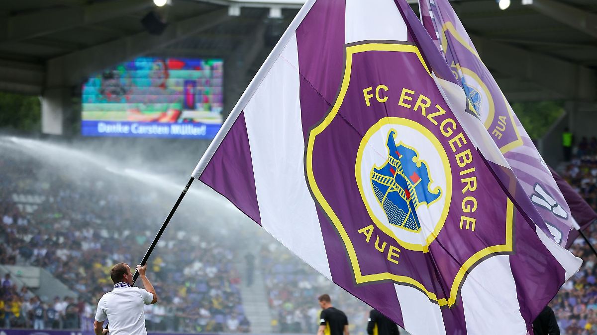 Sachsen: Erzgebirge Aue macht Weg für Elsner zu Lok Leipzig frei - n-tv.de