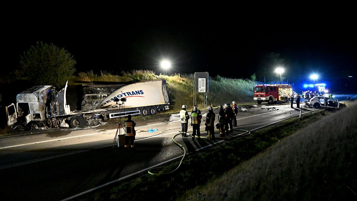 Baden-Württemberg: Autofahrer prallt frontal gegen Lkw und stirbt - n-tv.de