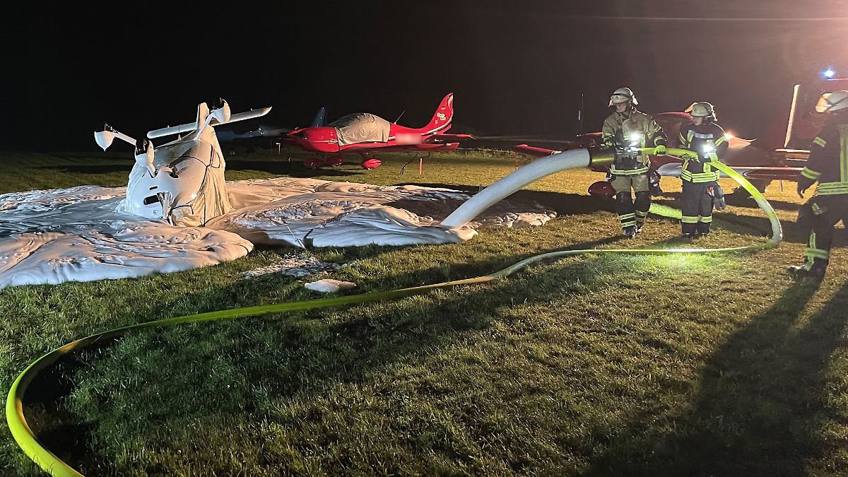 Niedersachsen & Bremen: Sturmböe wirbelt geparktes Kleinflugzeug durch ...