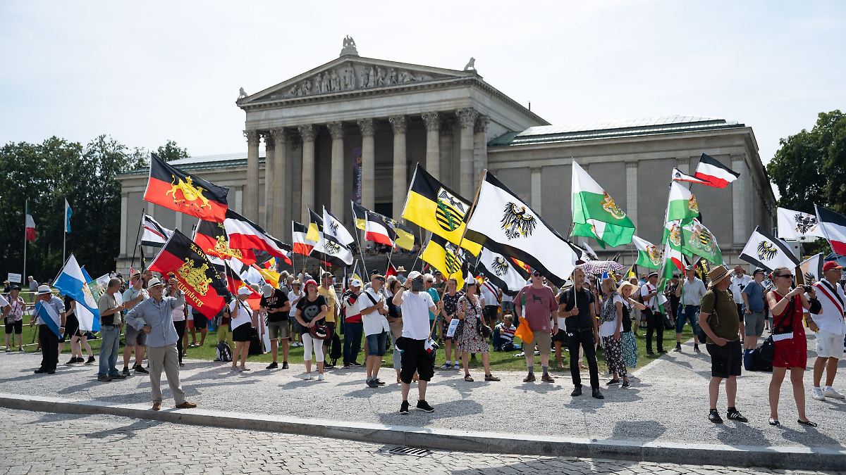 Bayern: Hunderte Reichsbürger demonstrieren in München - n-tv.de
