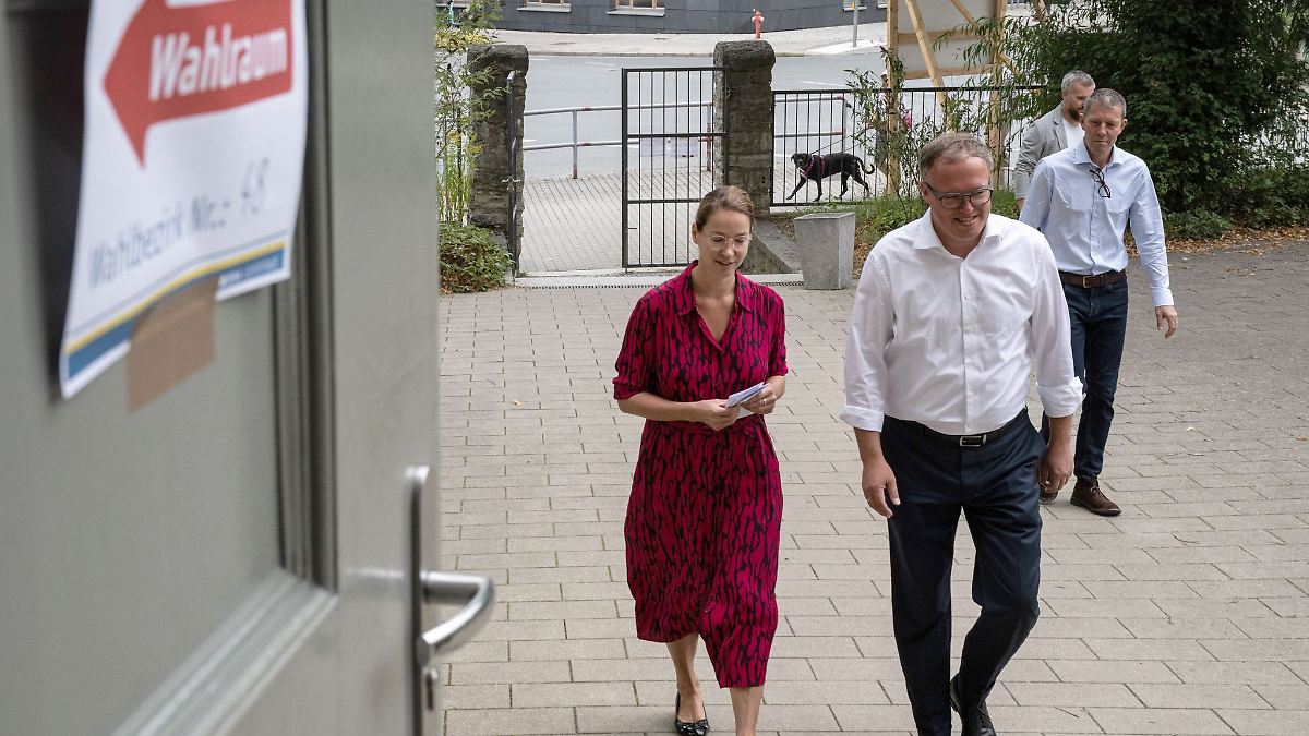 Thüringen: Voigt kommt mit Ehefrau ins Wahllokal - n-tv.de