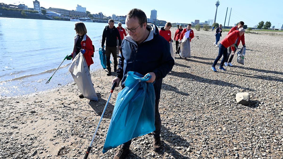 Nordrhein-Westfalen: Freiwillige Müllsammler entlang der Flüsse ...