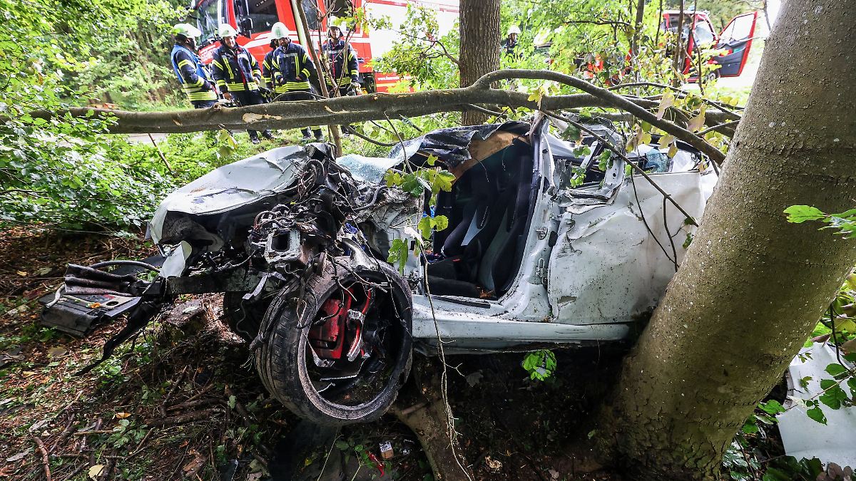 Baden-Württemberg: Tödlicher Unfall - Auto kollidiert mit Baum - n-tv.de