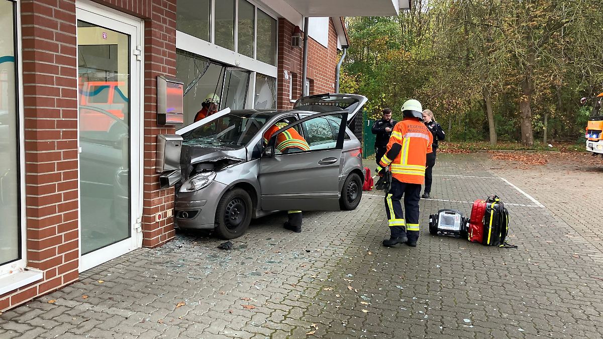 Niedersachsen & Bremen: Auto fährt in Arztpraxis - zwei Menschen verletzt - n-tv.de