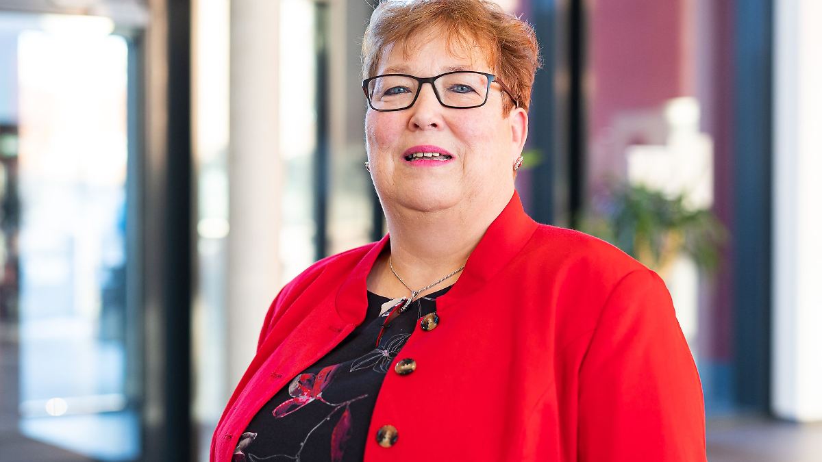 Niedersachsen & Bremen: Co-Chefin der Linke Niedersachsen aus Partei ...