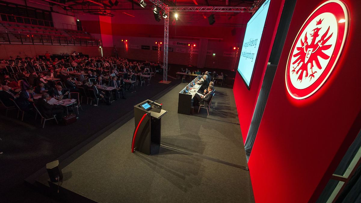 Hessen: Hausdurchsuchung bei Eintracht-Mitarbeitern - n-tv.de