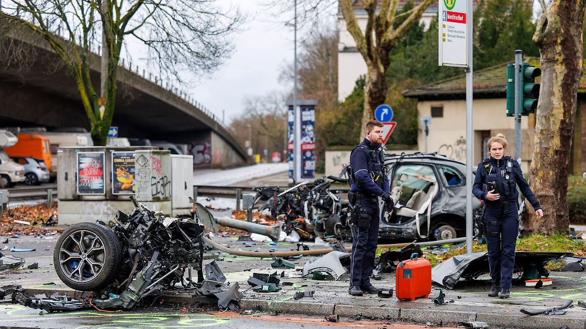 Nordrhein-Westfalen: Auto überschlägt sich - ein Toter und fünf ...