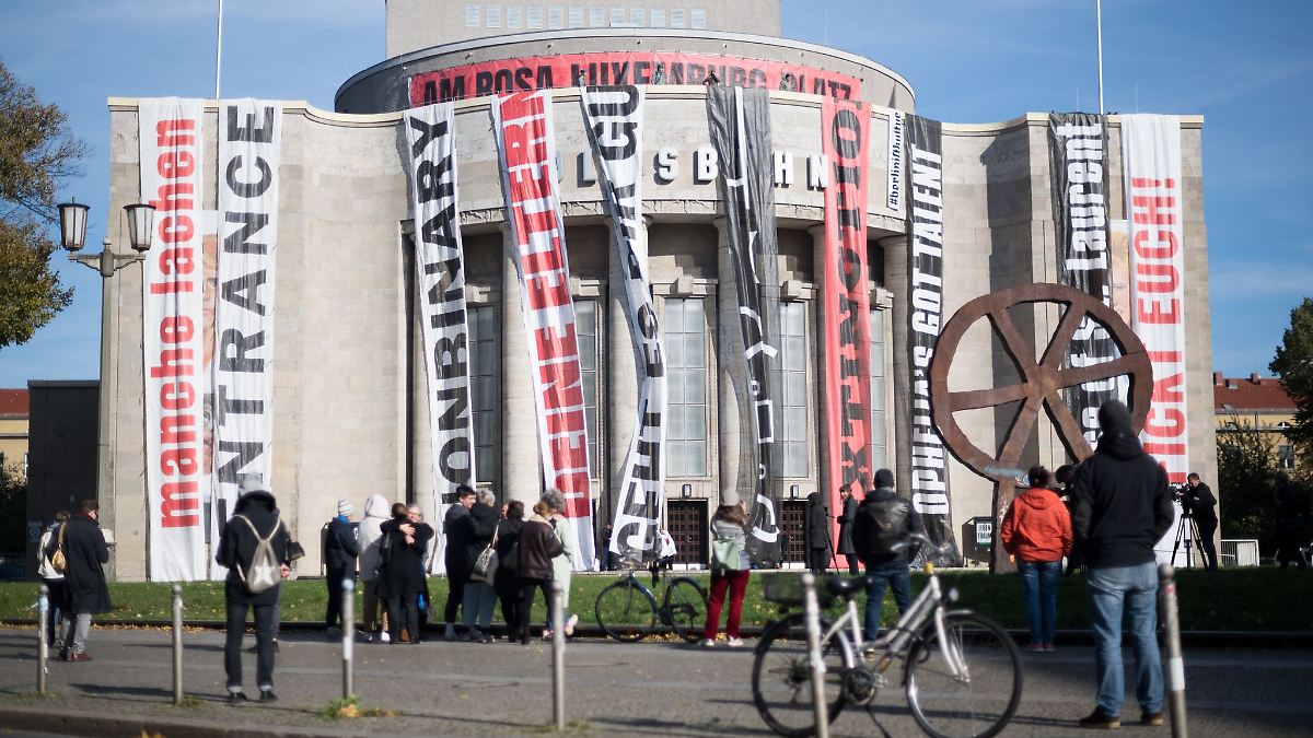 Berlin & Brandenburg: Berliner Volksbühne streicht zwei Produktionen ...