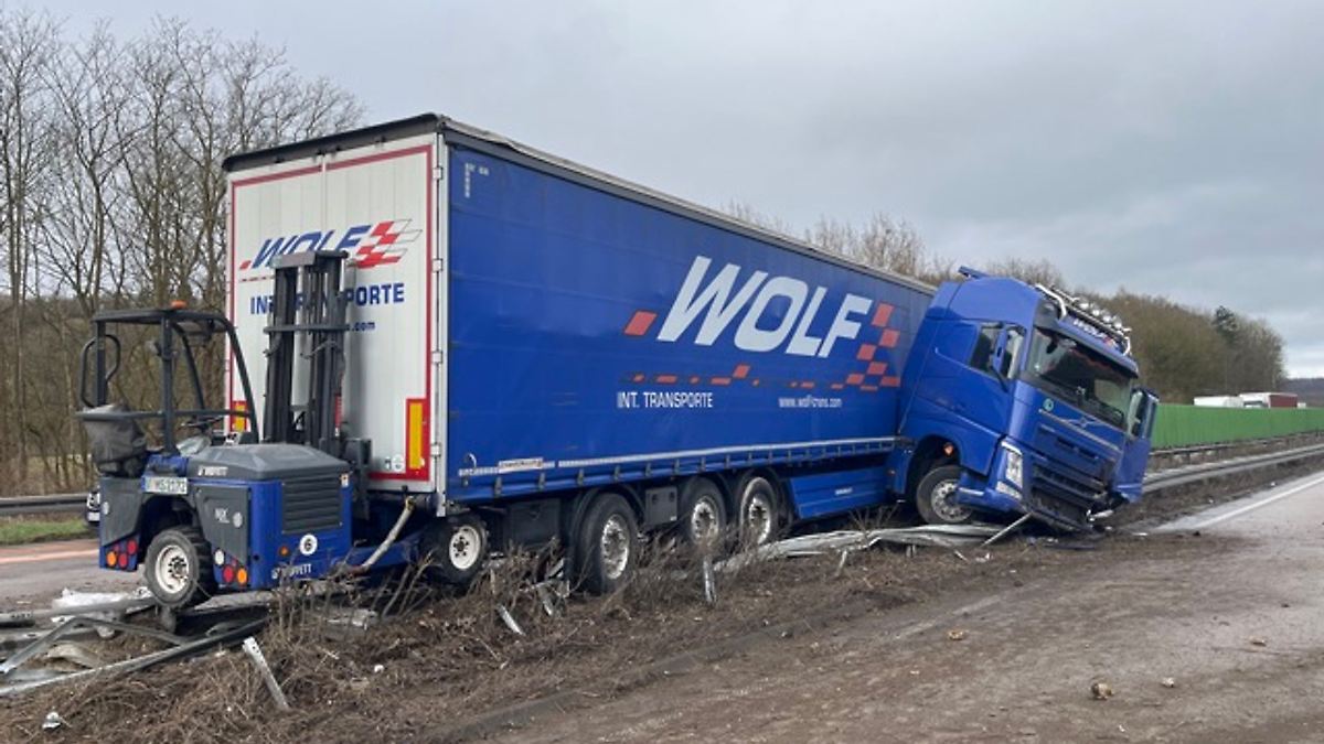 Niedersachsen & Bremen: Lastzug prallt auf A7 bei Hildesheim in ...