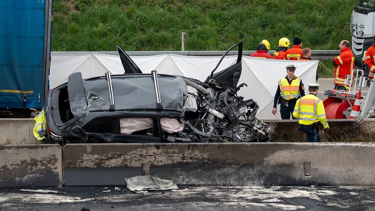 Bayern: Lastwagen prallt auf A9 gegen Wagen - Autofahrer stirbt - n-tv.de