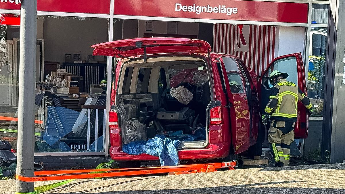 Nordrhein-Westfalen: Kleintransporter kracht in Schaufenster - n-tv.de