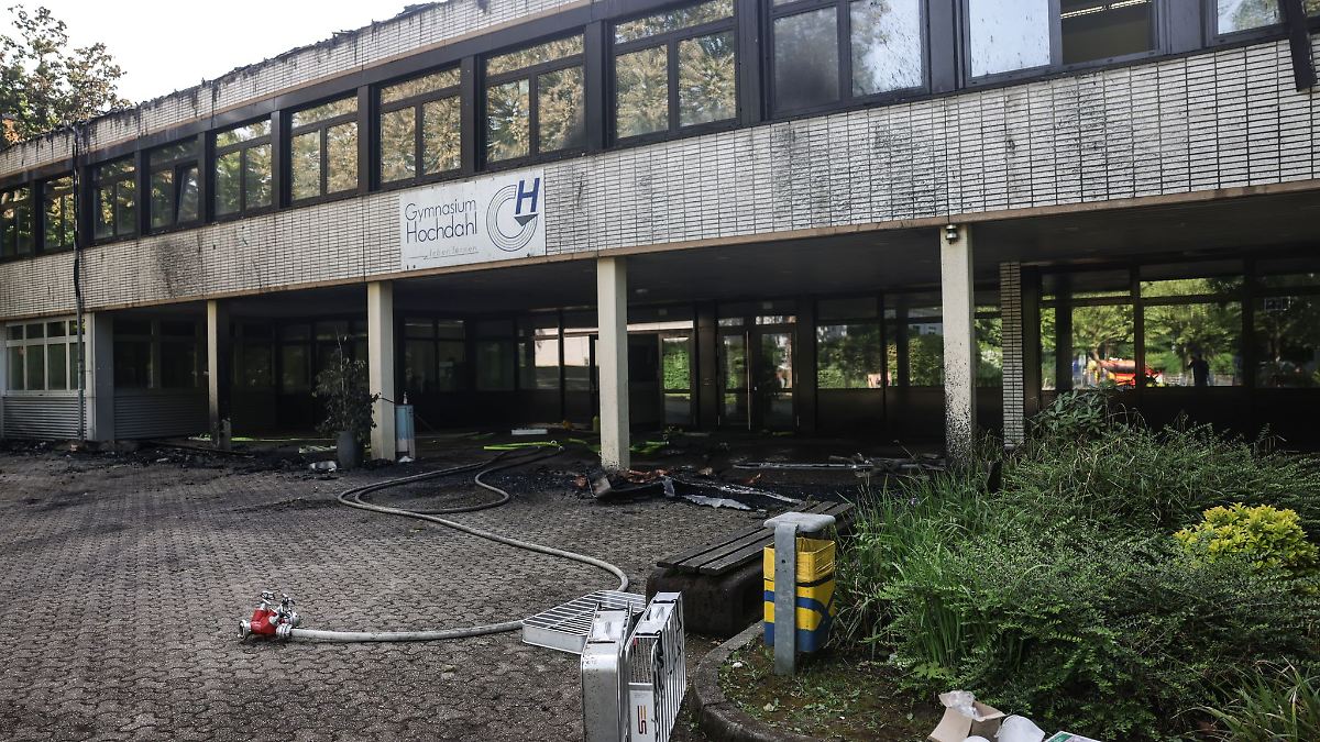 Nordrhein-Westfalen: Brand in Schulzentrum - Distanzunterricht für 1.500 Schüler - n-tv.de