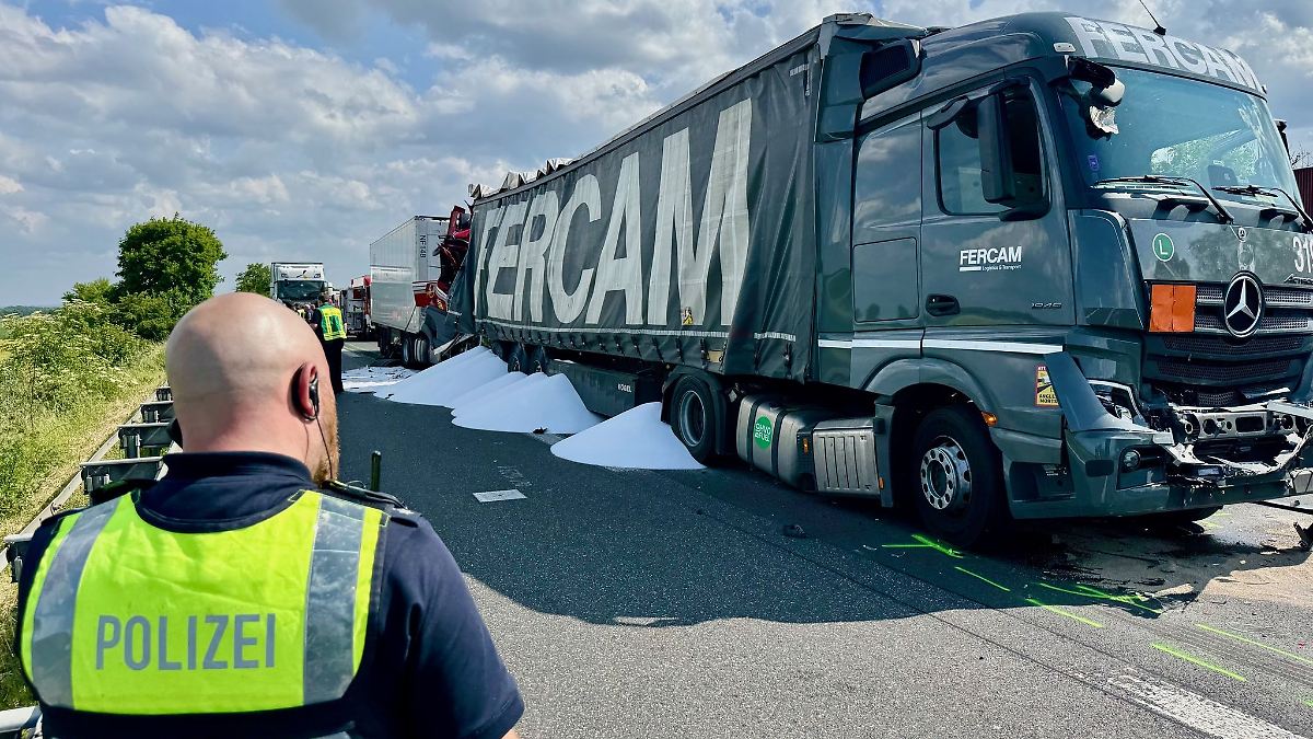 Nordrhein-Westfalen: A61 nach tödlichem Lkw-Unfall wieder frei - n-tv.de