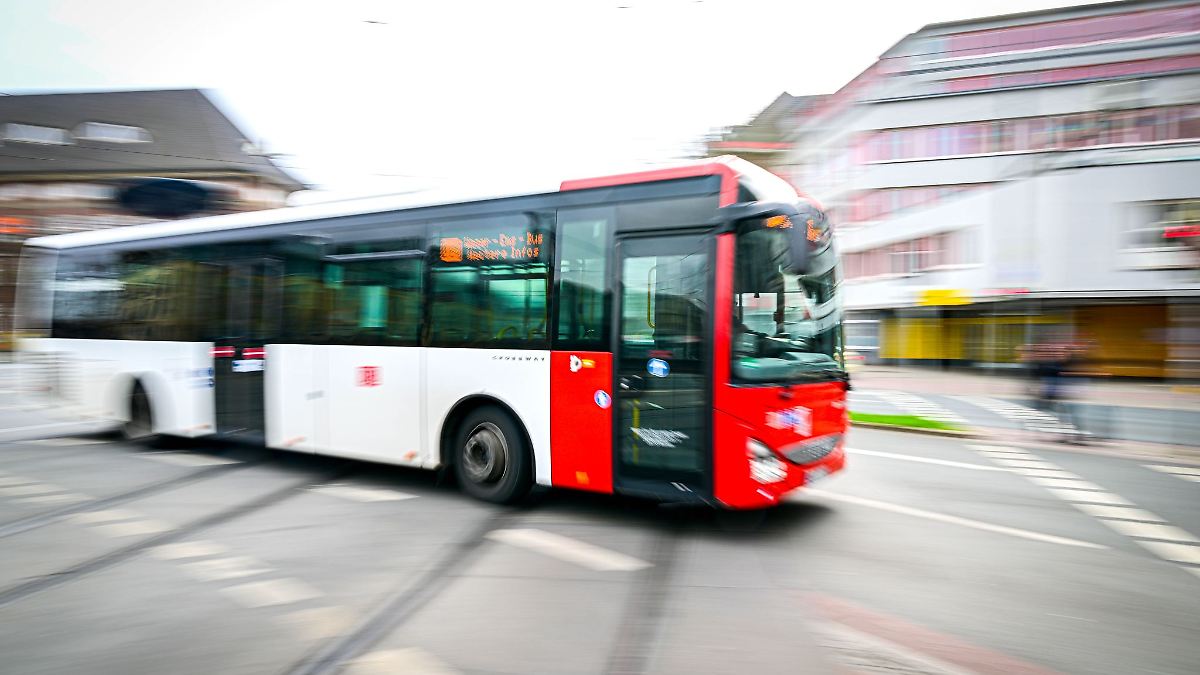 Wunderschone Sie Nahern Sich Einem Linienbus Bilder