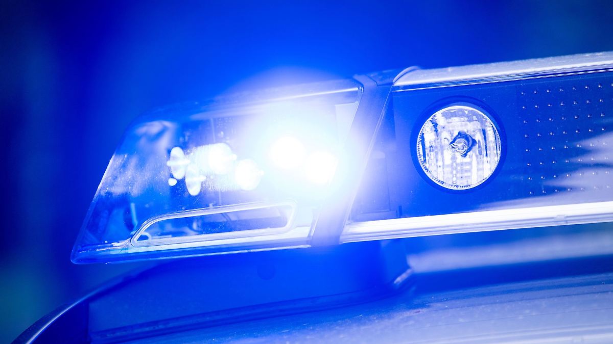 Niedersachsen & Bremen: Polizei stoppt Auto mit Mann auf dem Dach - n-tv.de