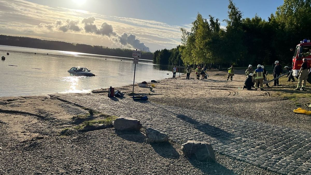 Nordrhein-Westfalen: Fahrübung am Ufer - 87-Jährige fährt Auto in See ...