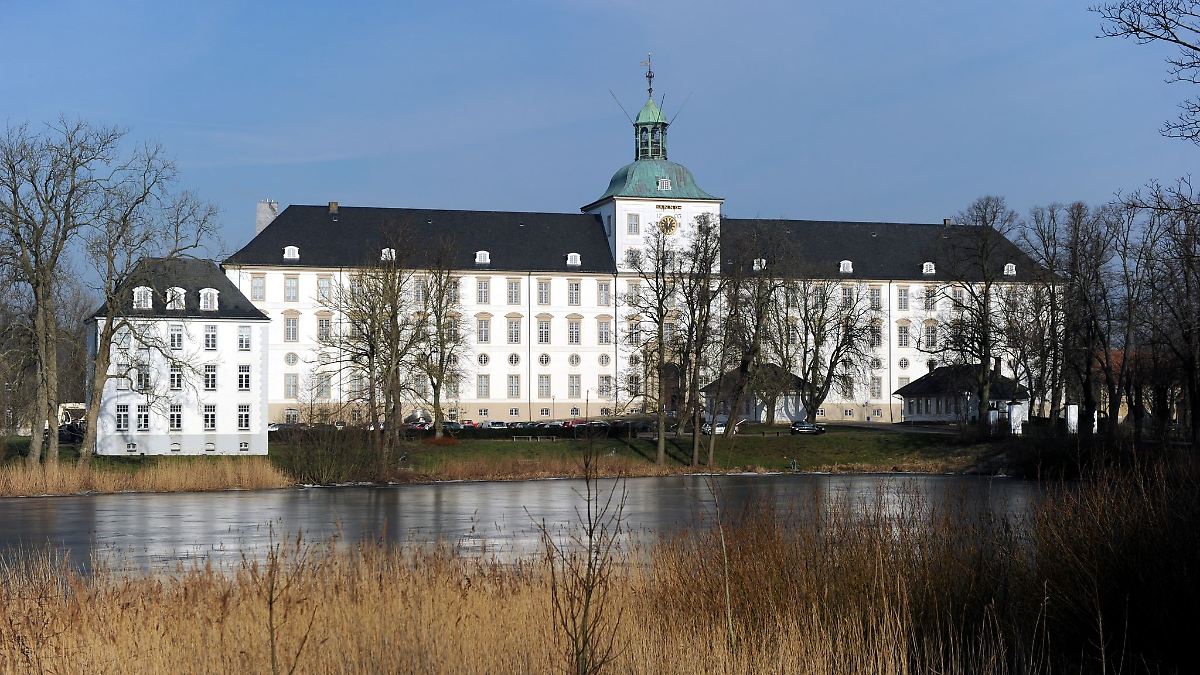 Hamburg & Schleswig-Holstein: Moorleichen sind während Schlossumbaus in ...