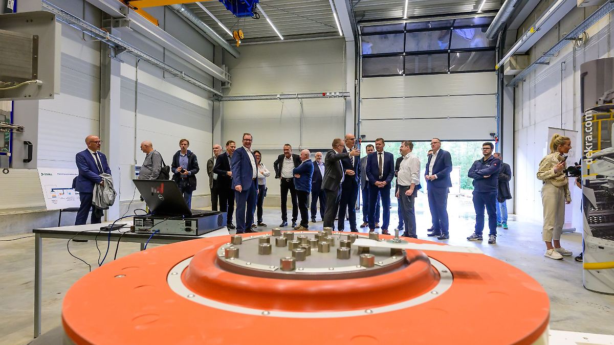 Berlin & Brandenburg: Dekra eröffnet Batterietest-Zentrum am ...