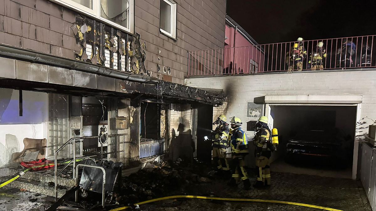 Nordrhein-Westfalen: 13 Menschen aus brennendem Haus gerettet - n-tv.de