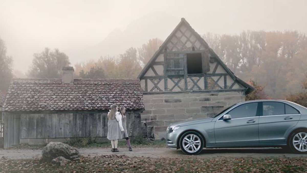 Mercedes fährt kleinen Hitler tot: Daimler versteht keinen Spaß - n-tv.de