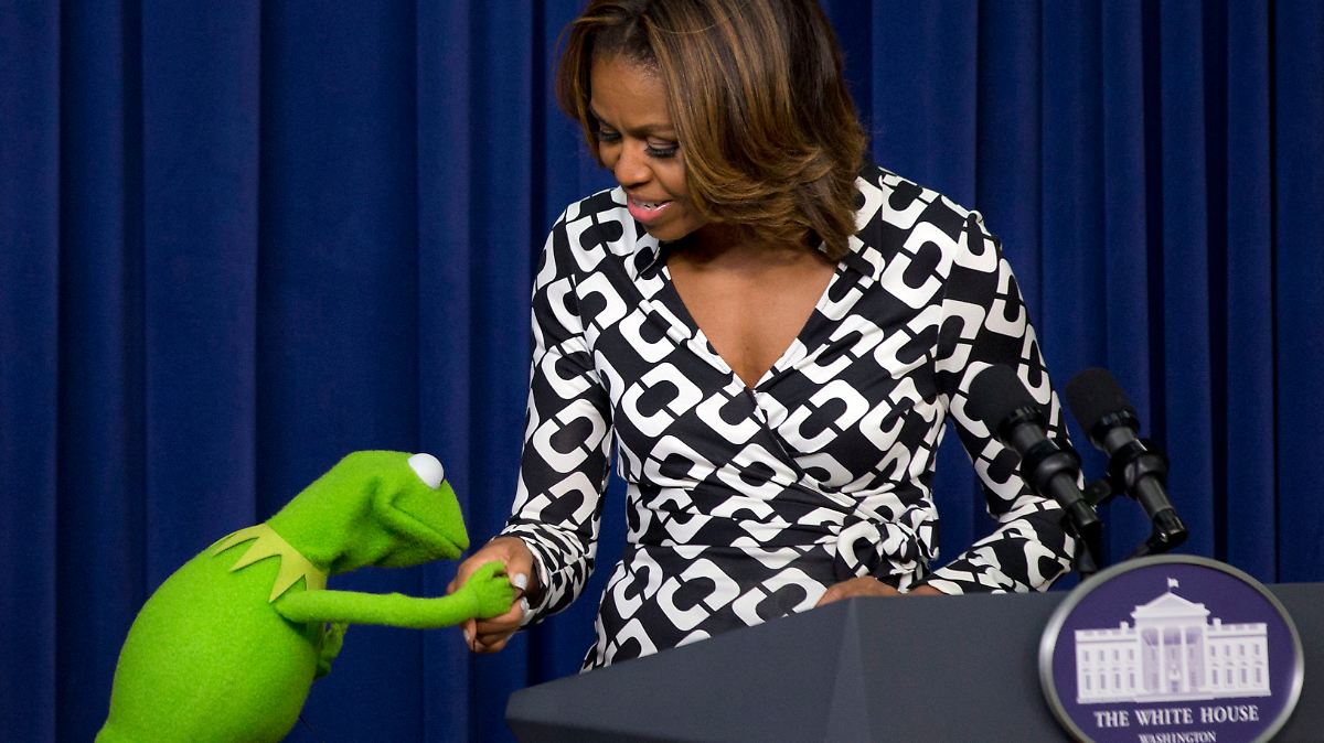 Grüner Besuch im Weißen Haus: Michelle Obama flirtet mit Frosch - n-tv.de