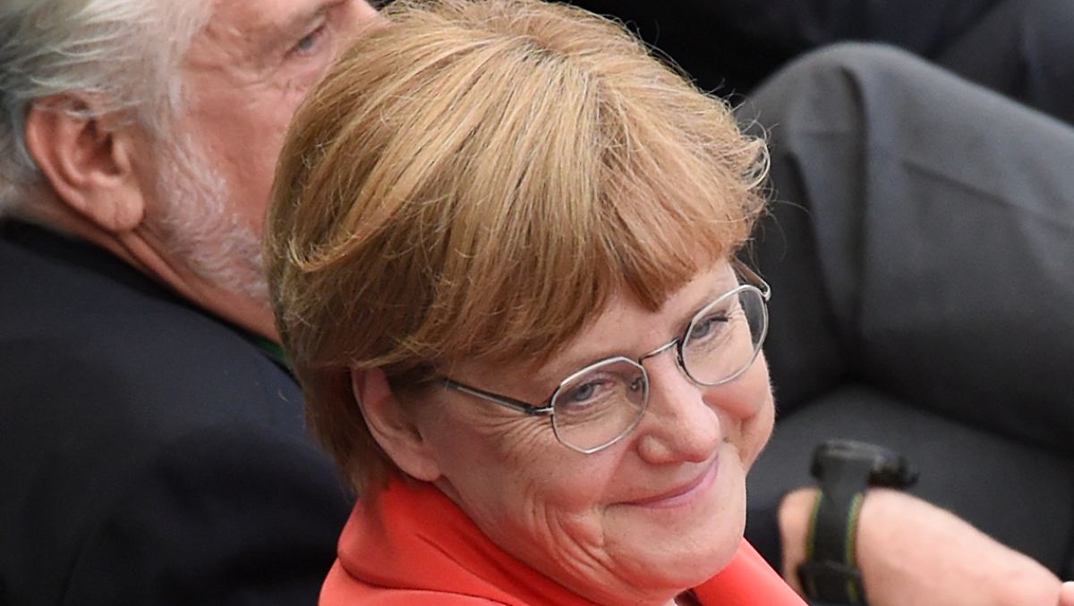 Eckiges trifft auf Rundes: Zur WM trägt Merkel eine neue Brille - n-tv.de