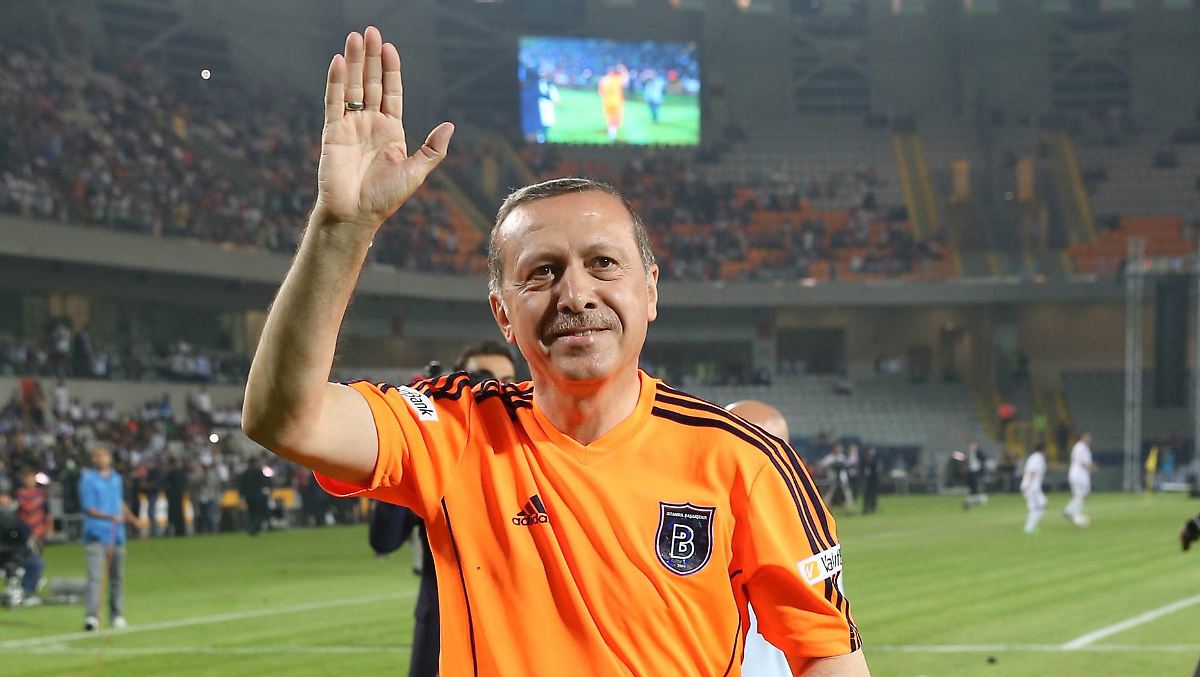 "Ein Traumtor nach dem anderen": Erdogan spielt Fußball - n-tv.de
